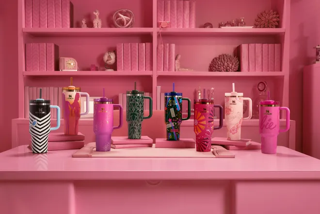 Stanley celebra os 65 anos da Barbie com copos inspirados na história ...